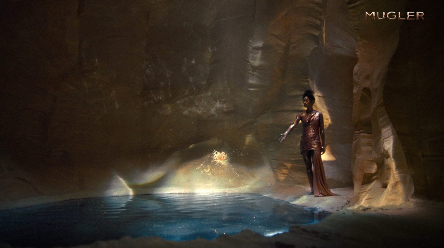 Alien Goddess. Nouvelle Eau de Parfum Mugler - Willow Smith - Packshotmag